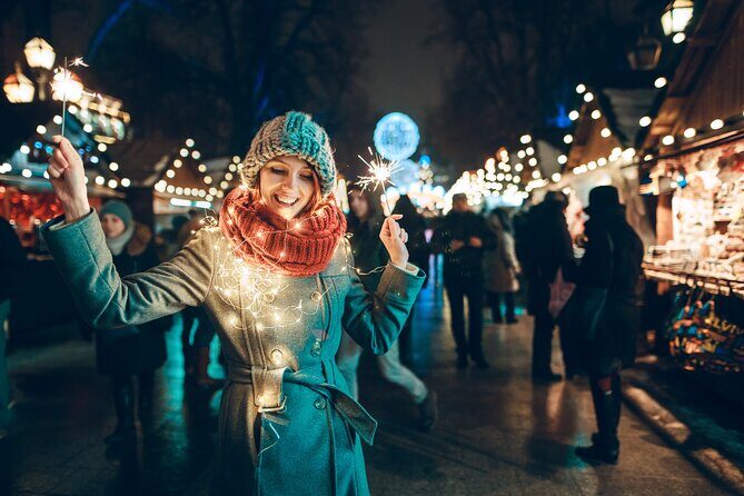 Downtown Holiday Lights, Food & Cocktail Tour - Food, Drinks, and Festive Fun