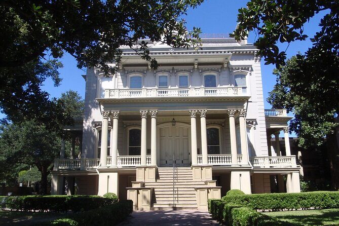 Explore New Orleans' Garden District: Private 2-hour Walking Tour - A Walk Down Lafayette Street and Iconic Landmarks