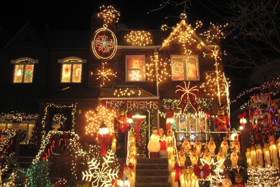 From Manhattan: 4-Hour Brooklyn Christmas Magic Tour - Dyker Heights: The Heart of the Christmas Spirit