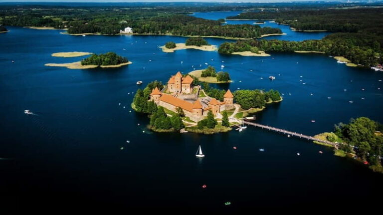 From Vilnius: tour to Trakai with kybynai tasting - The Highlight: Kybynai and Local Cuisine