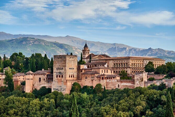 Granada: Alhambra Guided Tour including Nasrid Palaces - Detailed Breakdown of the Itinerary