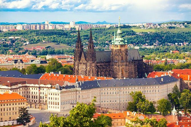 Grand Tour of Prague "among history, legends and curiosities" (NO ENGLISH) - Who is This Tour Best For?