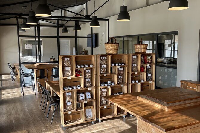 Guided tour and tasting in mushroom cultivation - Visualizing the Experience: The Facility & Tasting