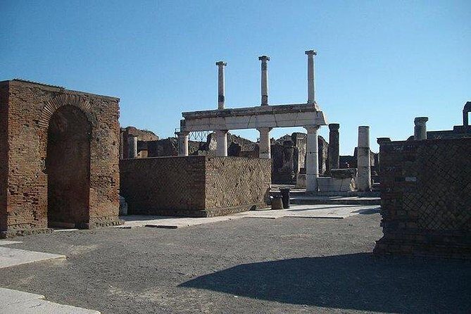 Guided Tour of Pompeii and Herculaneum with Lunch and Ticket - Who Should Consider This Tour?