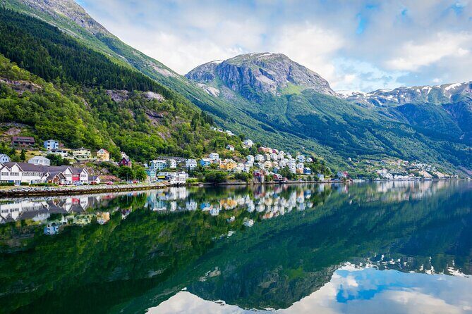 Guided tour to Hardanger Fjord, Waterfalls and Ferry Crossing - The Itinerary in Detail: From Bergen to Utne and Beyond