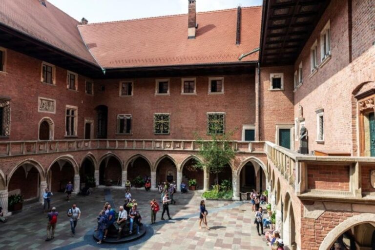 Krakow: Guided Tour of Wawel Hill and St. Mary's Basilica - The Itinerary Breakdown