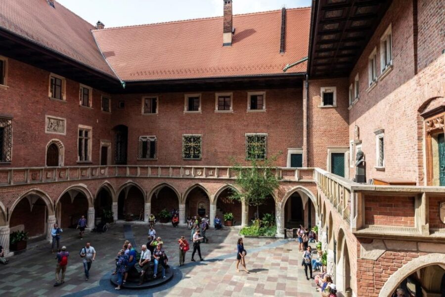 Krakow: Guided Tour of Wawel Hill and St. Mary's Basilica - The Itinerary Breakdown
