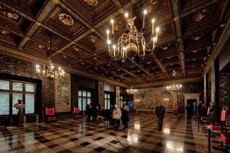 Krakow: Guided Wawel Tour, Lunch, and Vistula River Cruise - What’s Included and What’s Not