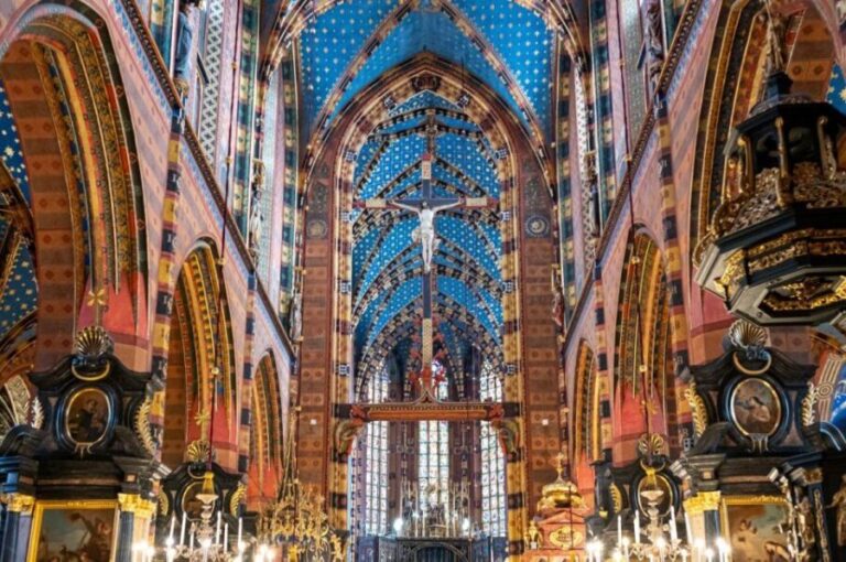 Krakow: Old Town short walk with St. Mary's Basilica visit - The Details That Matter