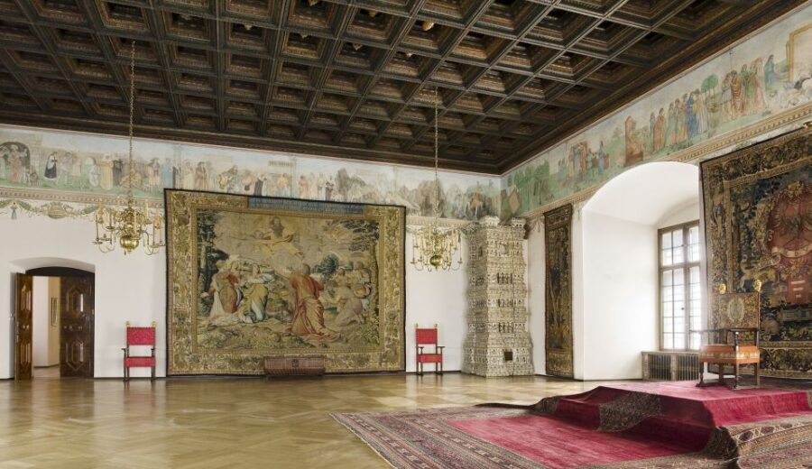Krakow: Skip the Line Wawel Castle & Cathedral Private Tour - Authentic Experiences Highlighted by Travelers