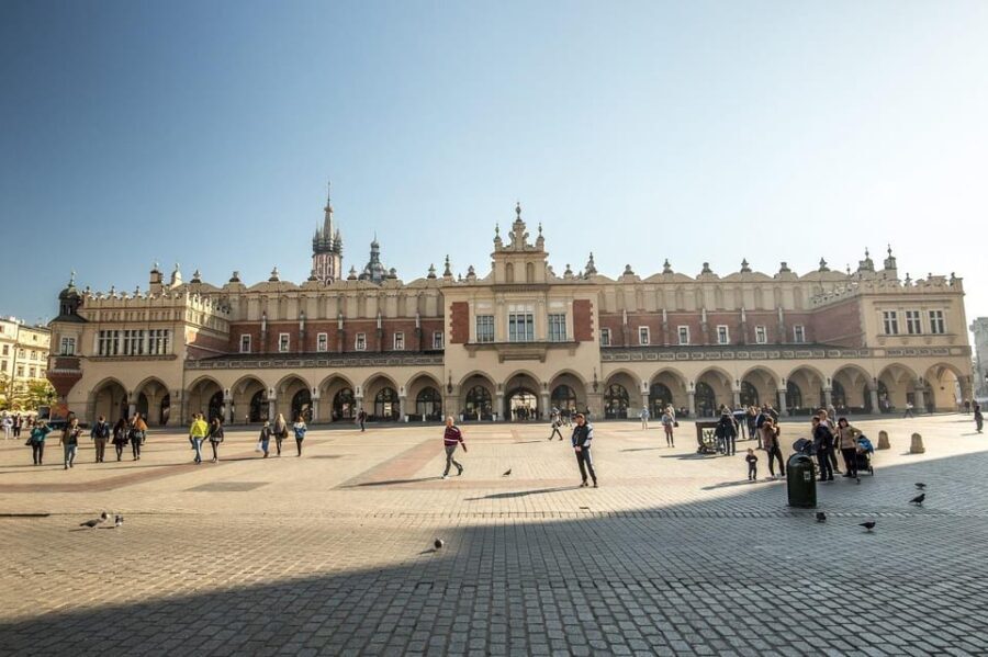 Krakow's Old Town, St. Mary's Church & Rynek Underground - Visiting St. Mary’s Basilica: A Masterpiece of Craftsmanship