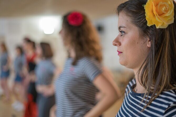 Learn Flamenco in 90 minutes - Gift flower - The Value of the Experience