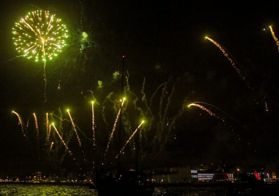 Lisbon: New Year's Eve with Live Dj Fireworks and Open Bar - The Sum Up