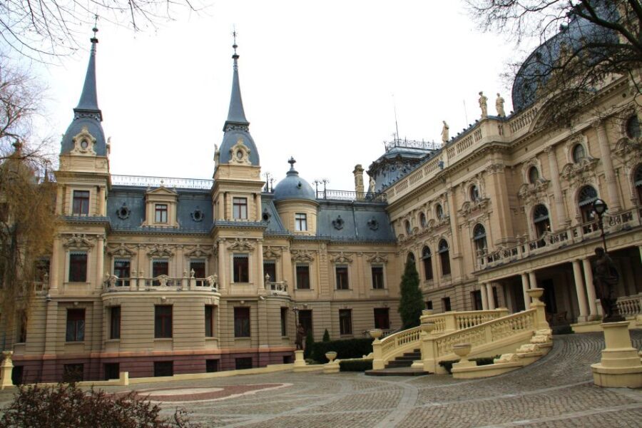 Lodz Old Town Manufaktura Highlights Private Walking Tour - The Itinerary in Detail