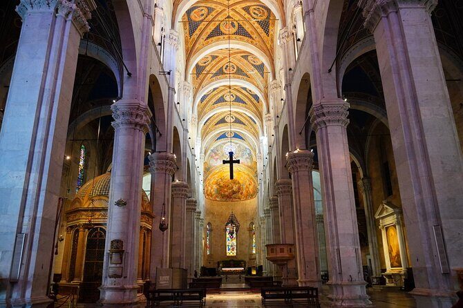 Lucca: Walking tour to discover the city of 100 churches - Via Fillungo and the Legend of the Clock Tower