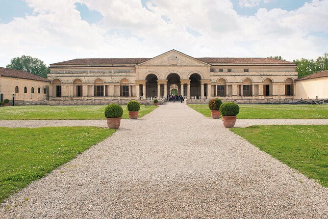 Mantova Walking Tour with Audio and Written Guide by a Local - Detailed Breakdown of the Itinerary