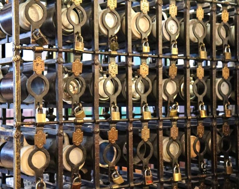 Munich: Food Tour Beer- 3 small beers & "Brotzeit" in GERMAN - Authenticity and Atmosphere