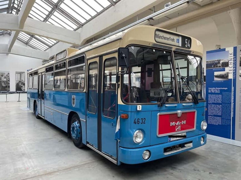 Munich: Vintage Beer Bus Sightseeing with Free Drinks - Key Points