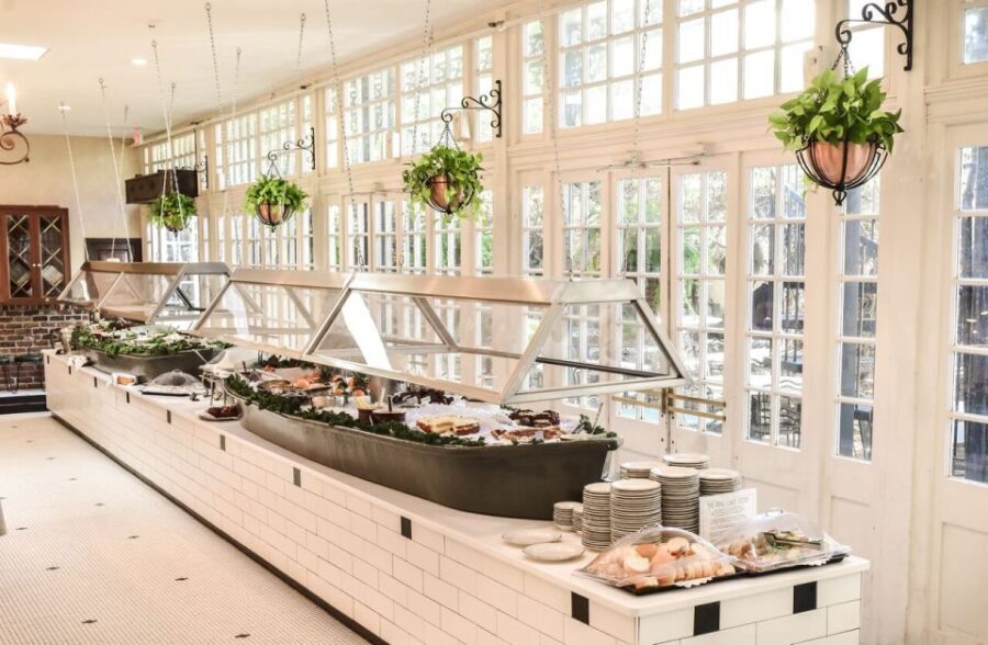 New Orleans: 'Court of Two Sisters' Jazz Brunch Buffet - Who Will Love This?