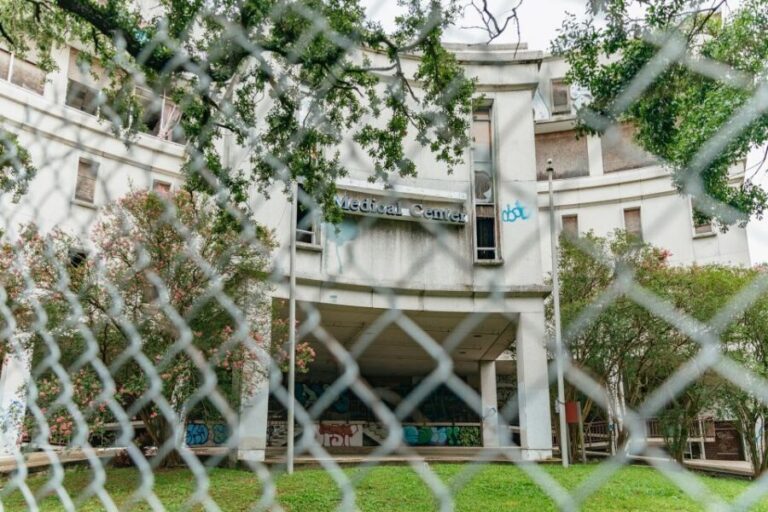 New Orleans: Dead of Night Ghosts and Cemetery Bus Tour - What Makes This Tour Stand Out?