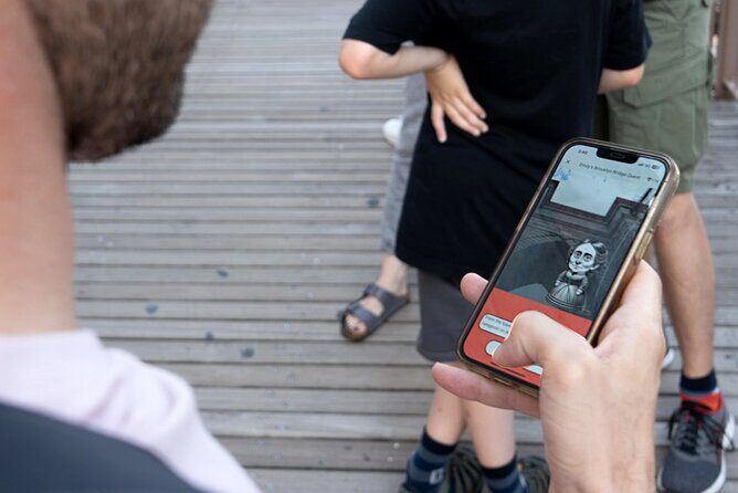 New York City Brooklyn Bridge Self Guided Game and Tour - What Does This Self-Guided Tour Offer?