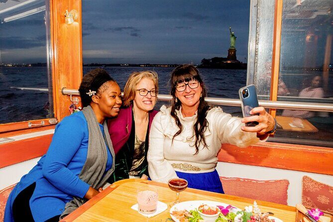 New York City Christmas Holiday Lights Sightseeing Cruise - The Itinerary: What You Can Expect