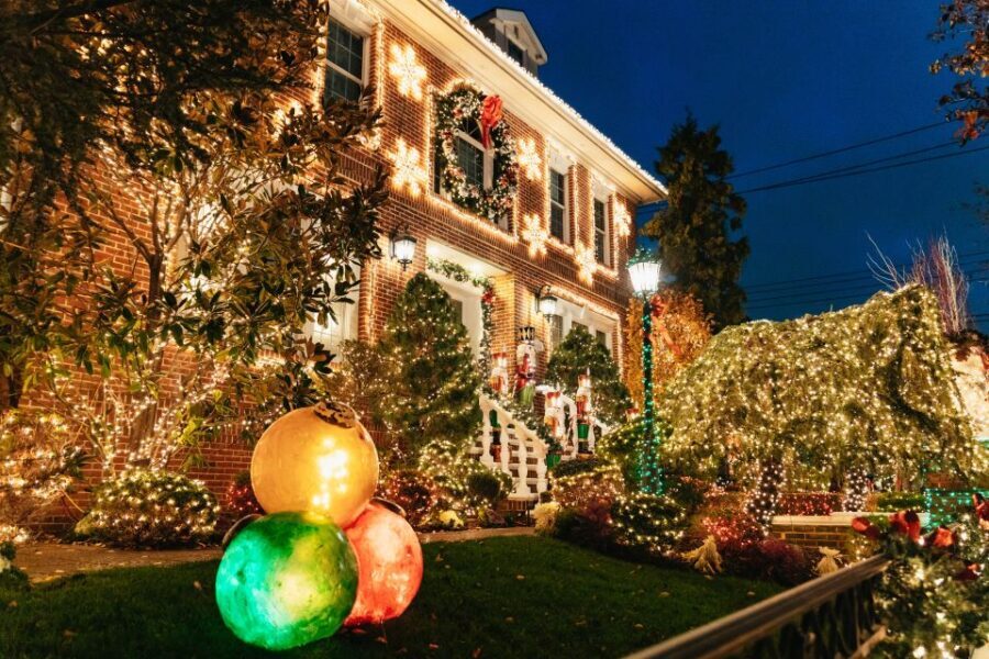 NYC: Dyker Heights Christmas Lights & Skyline View Bus Tour - Why Travelers Rate This Tour Highly (And Why They Love It)