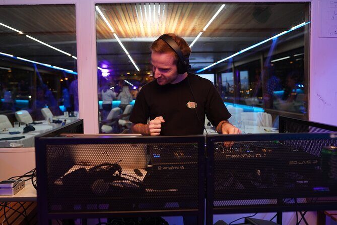 NYC New Year's Eve Dinner Cruise with Music and Open Bar - Who Is This Tour Best For?
