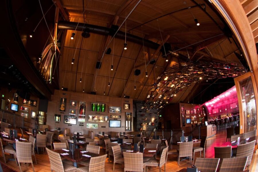 Oahu: Hard Rock Cafe Honolulu - The Location and Atmosphere