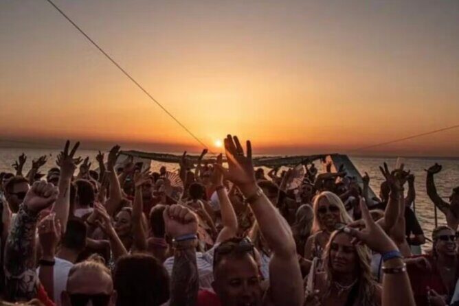 Party on board 2-hour cruise with DJ and open bar - The Atmosphere and What to Expect