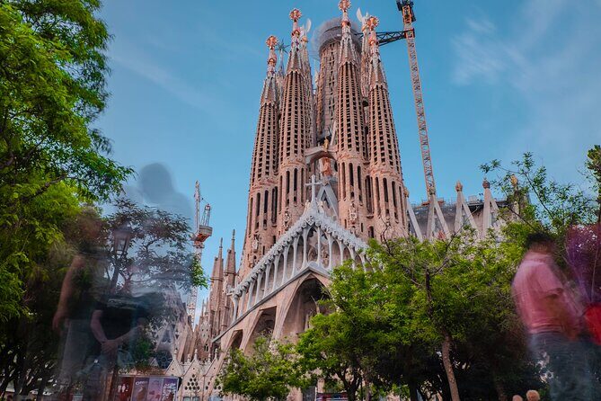Photo Walking Tour Sagrada Familia and Gaudí in Barcelona - A Close Look at the Tour Experience