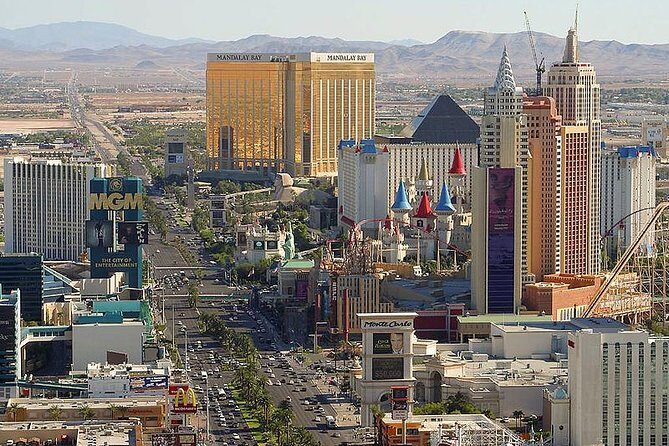 Private 3-Hour Walking Tour of the Las Vegas Strip with Licensed Tour Guide - The Itinerary in Detail: What to Expect