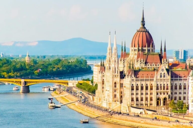 Private day trip from Vienna to Budapest and back in english - Deep Dive Into the Budapest Sights