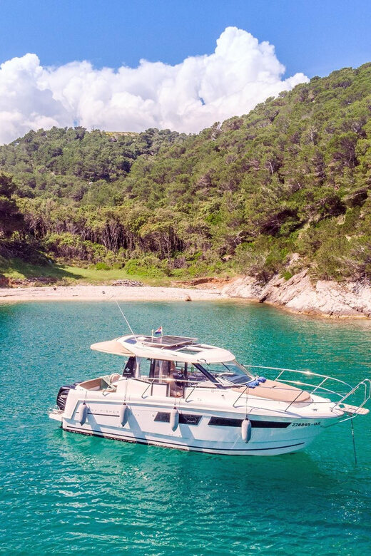 Private speedboat tours Sea Symphony - The Boat Experience: Comfort and Features