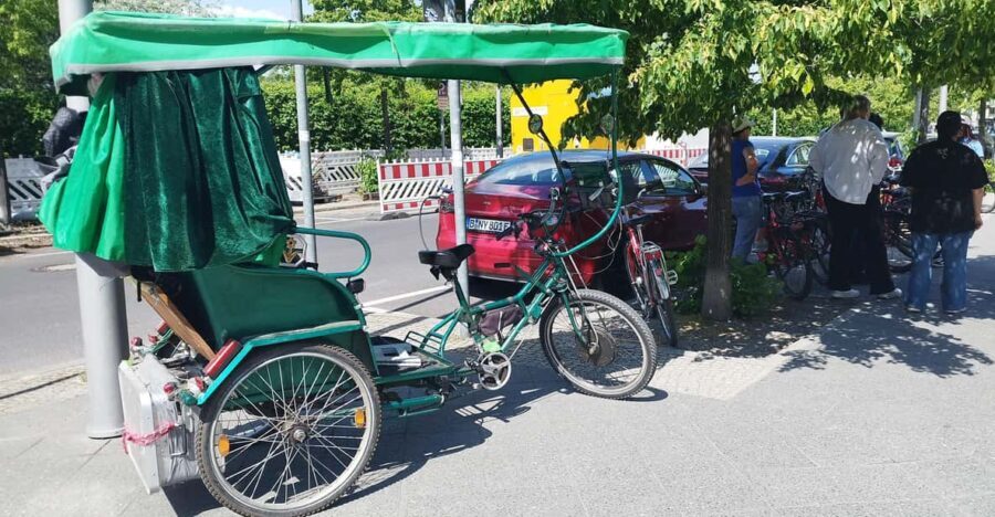 Rickshaw private driver, shared Guide Berlin Highlights - How the Tour Works: A Step-by-Step Breakdown