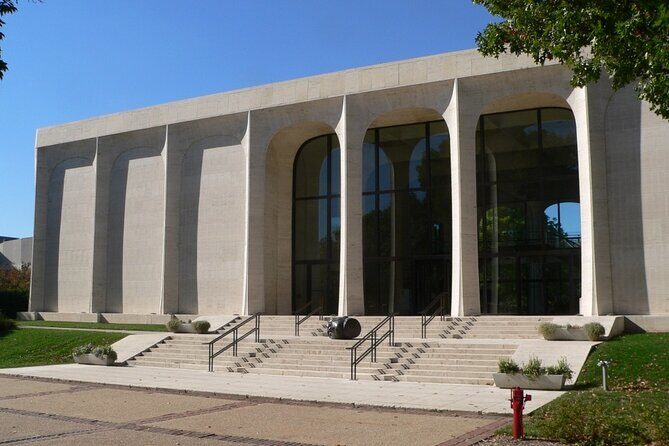 Self-Guided Lincoln Scavenger Hunt: Capitol to Campus! - Who Will Love This Experience?