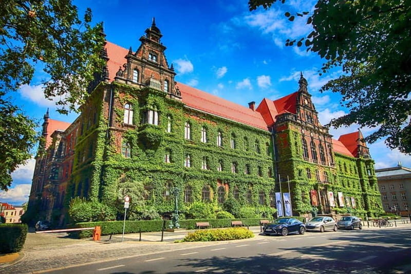 Skip-the-line National Museum and Old Town Private Tour - Exploring the National Museum in Wroclaw