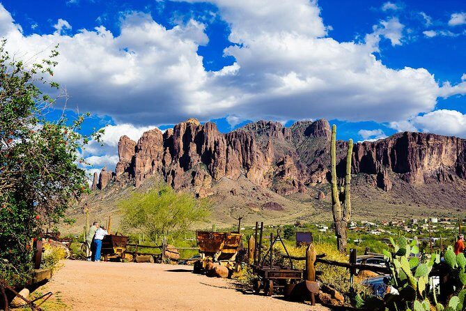 Small Group Apache Trail Day Tour with Dolly Steamboat from Phoenix - The Guide Experience and Group Size