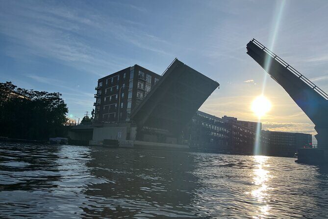 Small Group Kayak Tour of Skyline in Milwaukee - What to Expect on the Itinerary