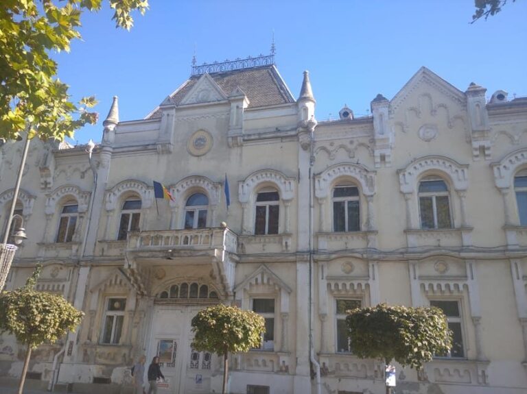 Timisoara: Oradea and Arad Downtown Dream Tour - Exploring Arad: A City of Charm and Heritage