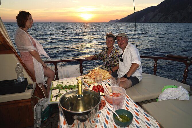 Tour of Apericena at Sunset and Dinner on Boat - The Itinerary in Detail: What You’ll See and Do