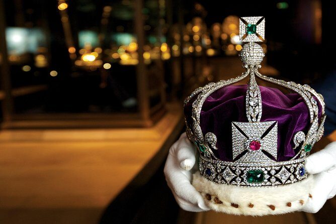 Tower of London and Crown Jewels Exhibition Ticket - The Guided Tour: A Lore-Laden Walk