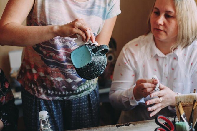 Typical Pottery Experience with local Artisans in Catania - Decorating Your Tile: A Creative Touch