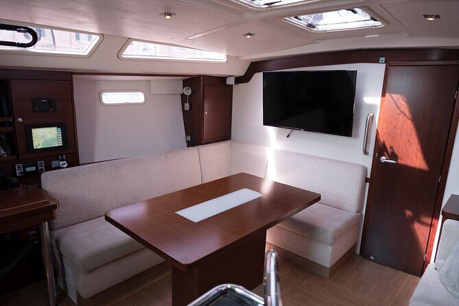 Venice Boat Tour with Aperitif and Music on a Sailing Boat - The Experience on Board