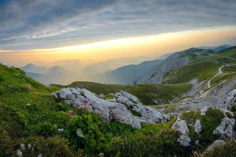 Vienna: Private Day Trip to Schneeberg & Lake Neusiedl - Mountain Hike and Alpine Lunch