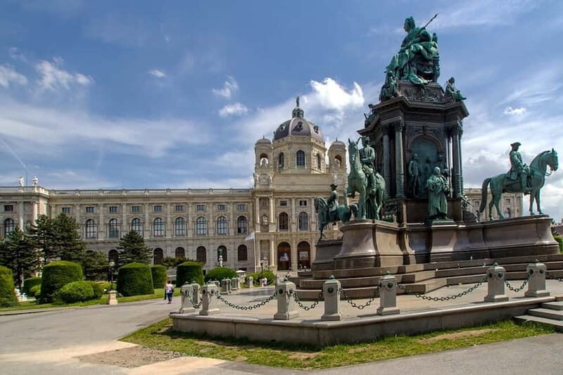 Vienna: Sightseeing Tour in a Classic Style Car 10 Seats - The Sum Up