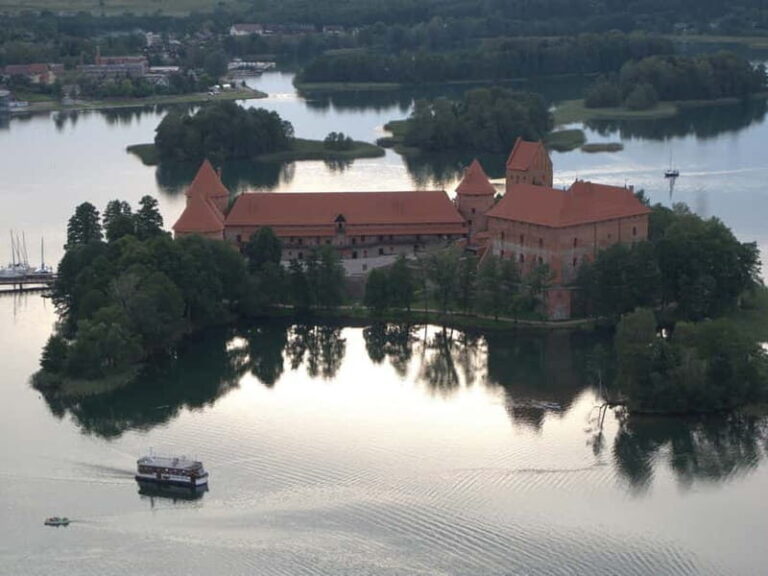 Vilnius: Trakai Tour with Audio Guide and Minibus Transfers - The Benefits: Why This Tour Works Well