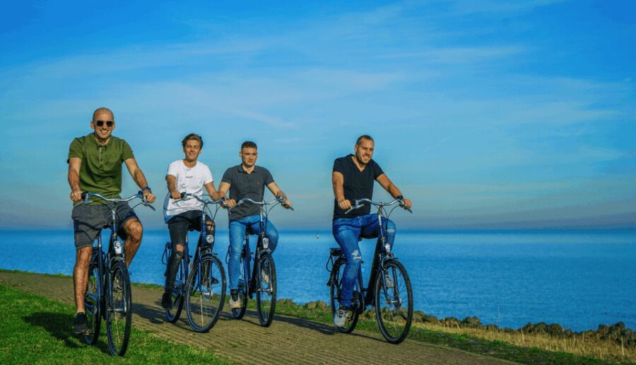 Volendam: Bike Rental including Highlights-Routes - The Basics of the Experience