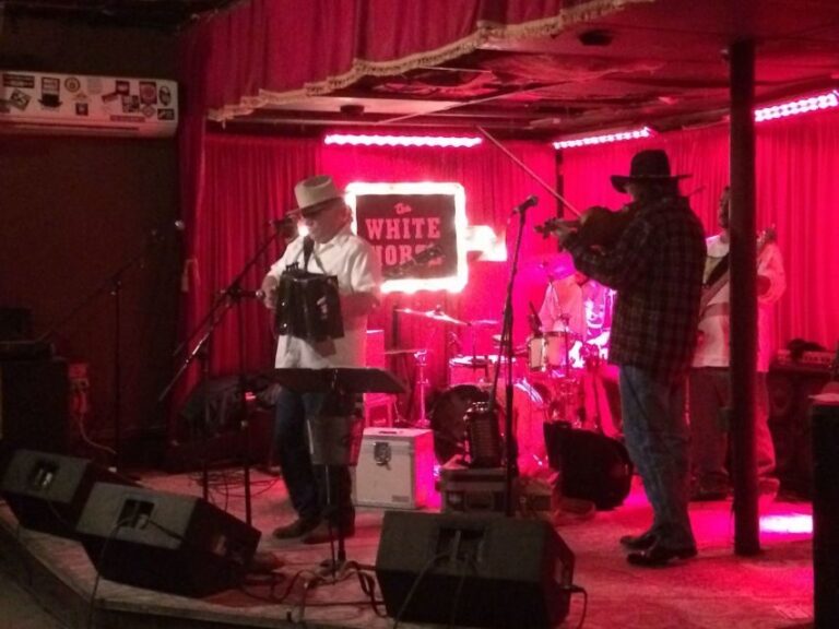 Austin: Live Music Crawl - The Transport and Group Size: Making the Night Easy