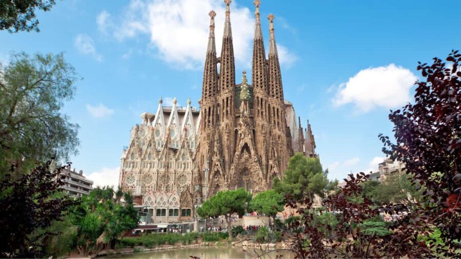 Barcelona: Guided visit of the Sagrada Familia - The Museum and Construction Legacy